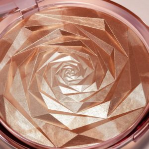 O Iluminador Em Formato De Rosa Da Huda Beauty